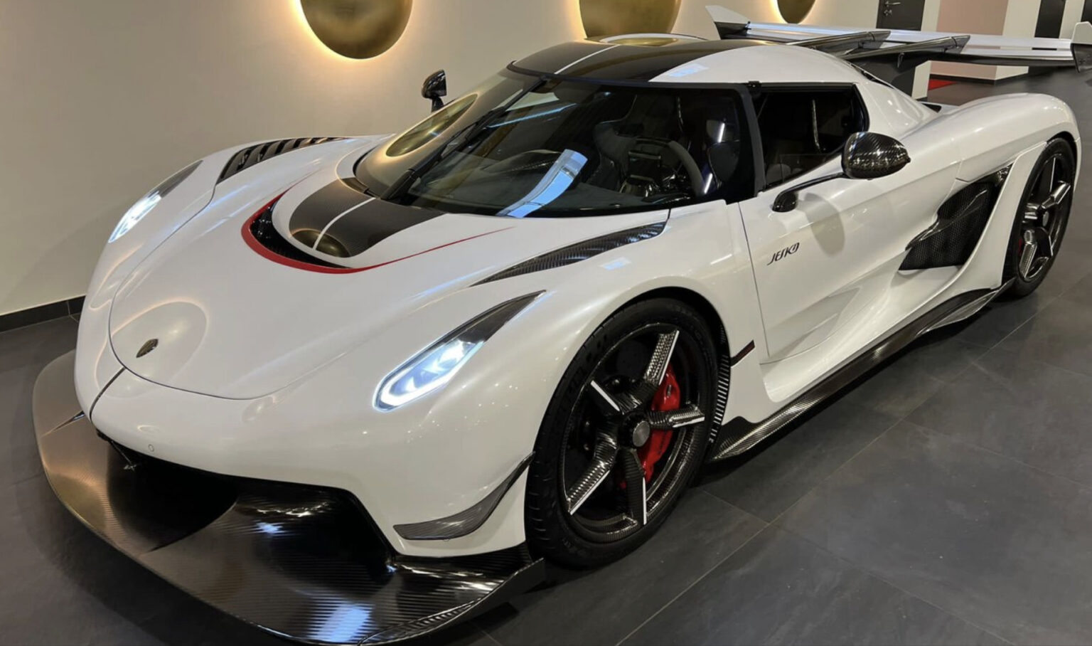 Koenigsegg Jesko Attack & Jesko Absolut for sale (Production 125 cars ...